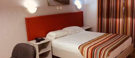 Cofre no quarto, secretária, Wi-fi grátis, roupa de cama fornecida