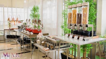 Café da manhã completo todos os dias (PHP 880 por pessoa)