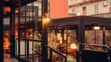 Serve pequenos-almoços e happy hour