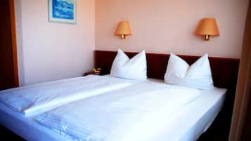 Escrivaninha, berços (sobretaxa), camas extras/dobráveis (sobretaxa)