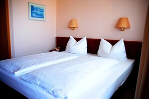 Escrivaninha, berços (sobretaxa), camas extras/dobráveis (sobretaxa)