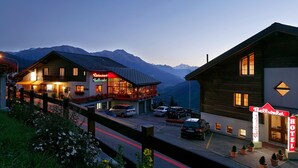 Um hotel com um restaurante chamado Bellwald.