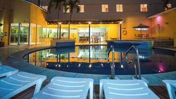 Piscina exterior, da(s) 9:00 à(s) 21:00, guarda-sóis, espreguiçadeiras