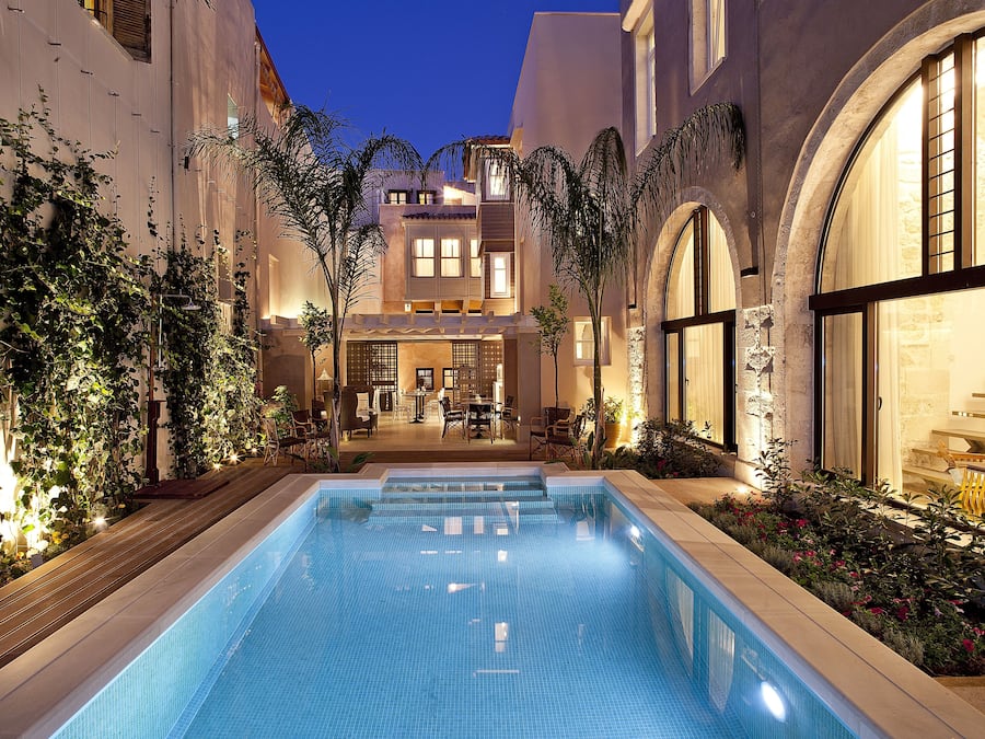 Fachada da propriedade à noite