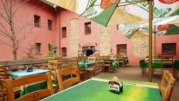 Serviço de café da manhã, culinária internacional, vistas para o jardim