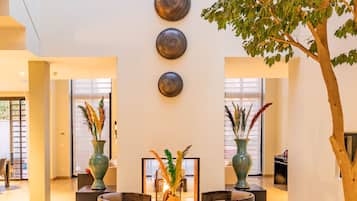 Villa Deluxe, 4 quartos | Sala de estar | Televisor LCD de 40 polegadas com canais via satélite, lareira