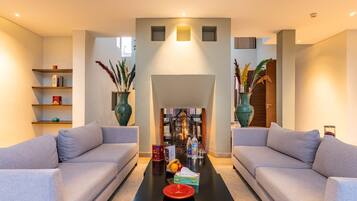 Villa Deluxe, 4 quartos | Sala de estar | Televisor LCD de 40 polegadas com canais via satélite, lareira