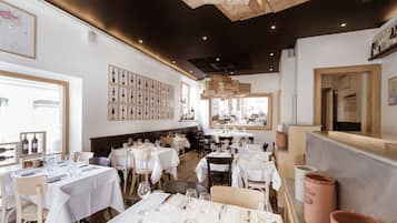 Pequenos-almoços, almoços, jantares servidos, cozinha francesa