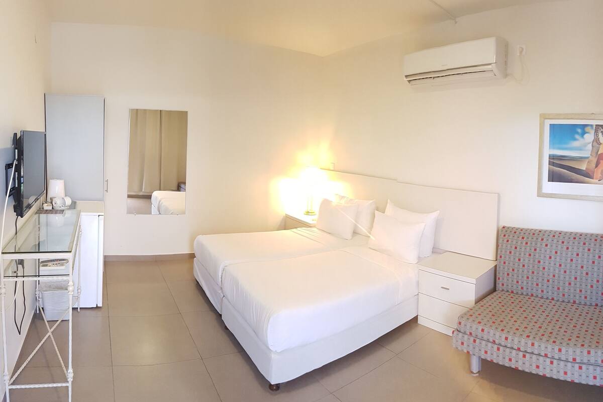 Quarto Familiar, junto ao jardim | Cofre no quarto, cortinas/cortinados opacos, berços/camas para crianças