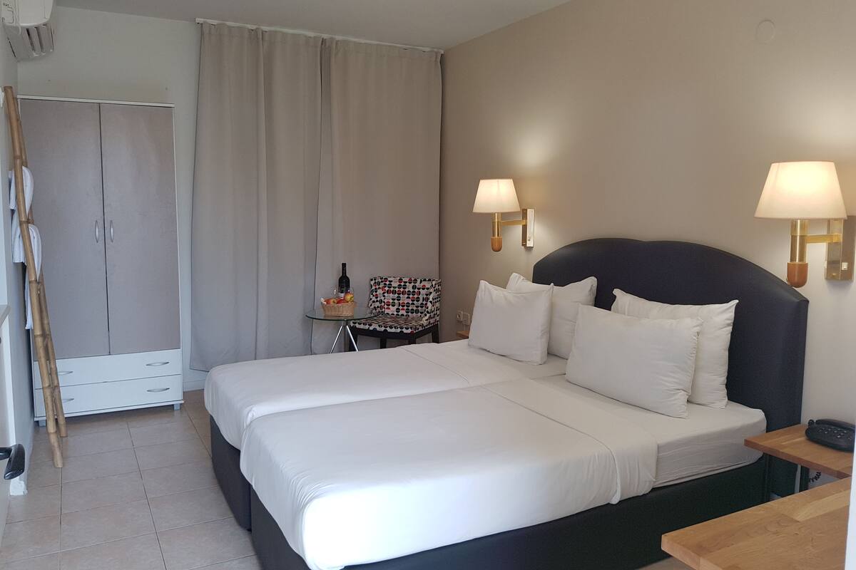Cofre no quarto, cortinas/cortinados opacos, berços/camas para crianças