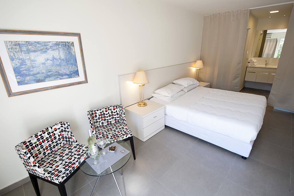 Cofre no quarto, cortinas/cortinados opacos, berços/camas para crianças