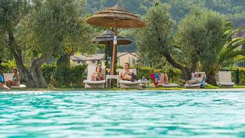 Piscina exterior, espreguiçadeiras