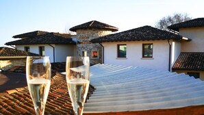Terraço com duas taças de champanhe e uma tigela de morangos.