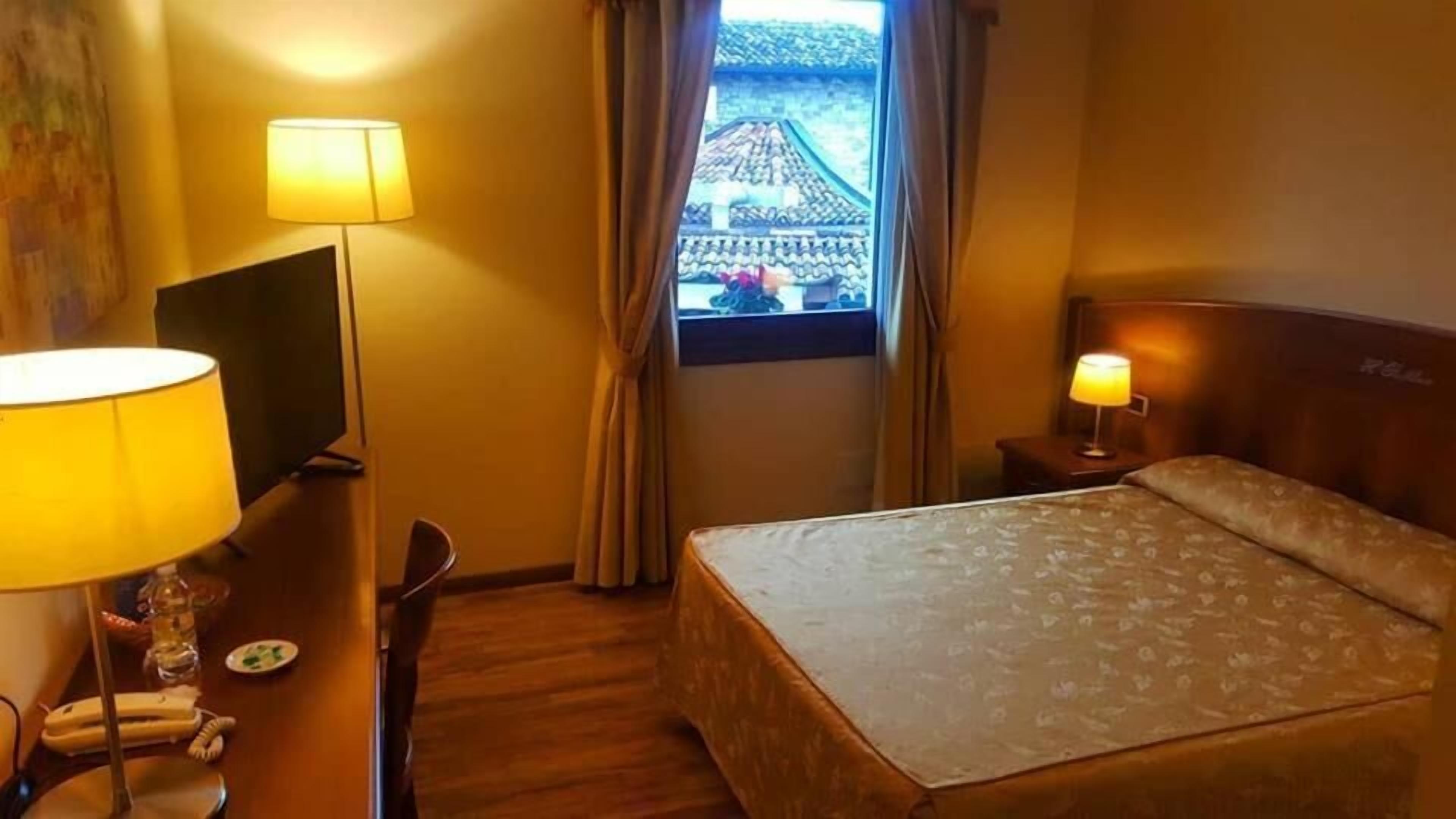 Frigobar, cofres nos quartos, escrivaninha, quartos à prova de som