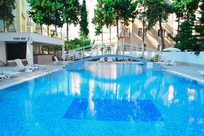 2 piscinas externas, barracas de cortesia, guarda-sóis