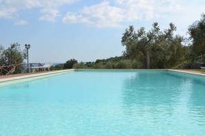 Piscina exterior, espreguiçadeiras 