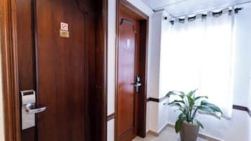 Quarto triplo standard | Frigobar, cofres nos quartos, escrivaninha, cortinas blackout