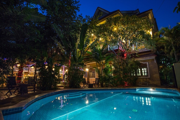 Piscina exterior, espreguiçadeiras