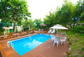 Piscina exterior, da(s) 9:00 à(s) 21:00, guarda-sóis 