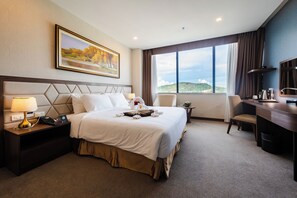 Quarto Duplo Deluxe, vista para o mar | Roupa de alta qualidade, minibar, cofre no quarto, secretária 