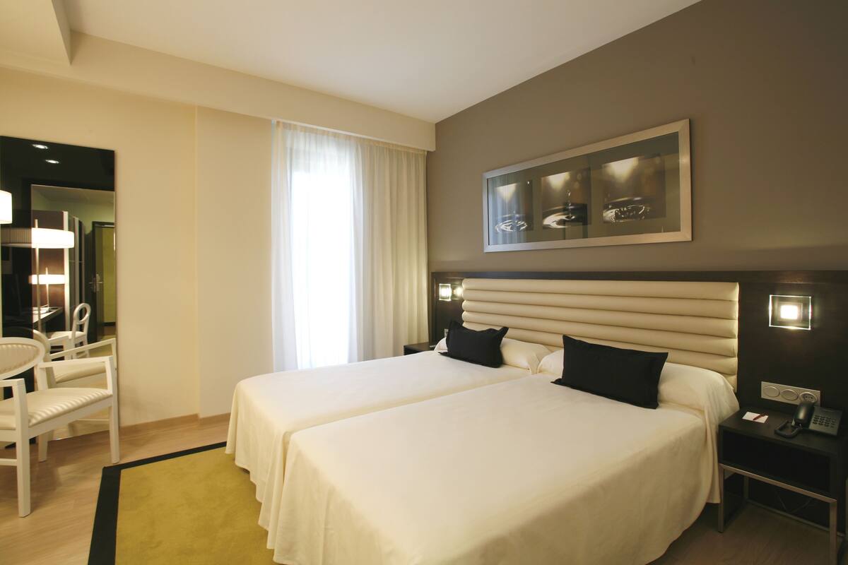Quarto casal | Frigobar, cofres nos quartos, escrivaninha