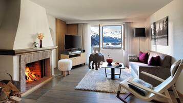 Roupa hipoalergénica, edredões de penas, minibar, cofre no quarto