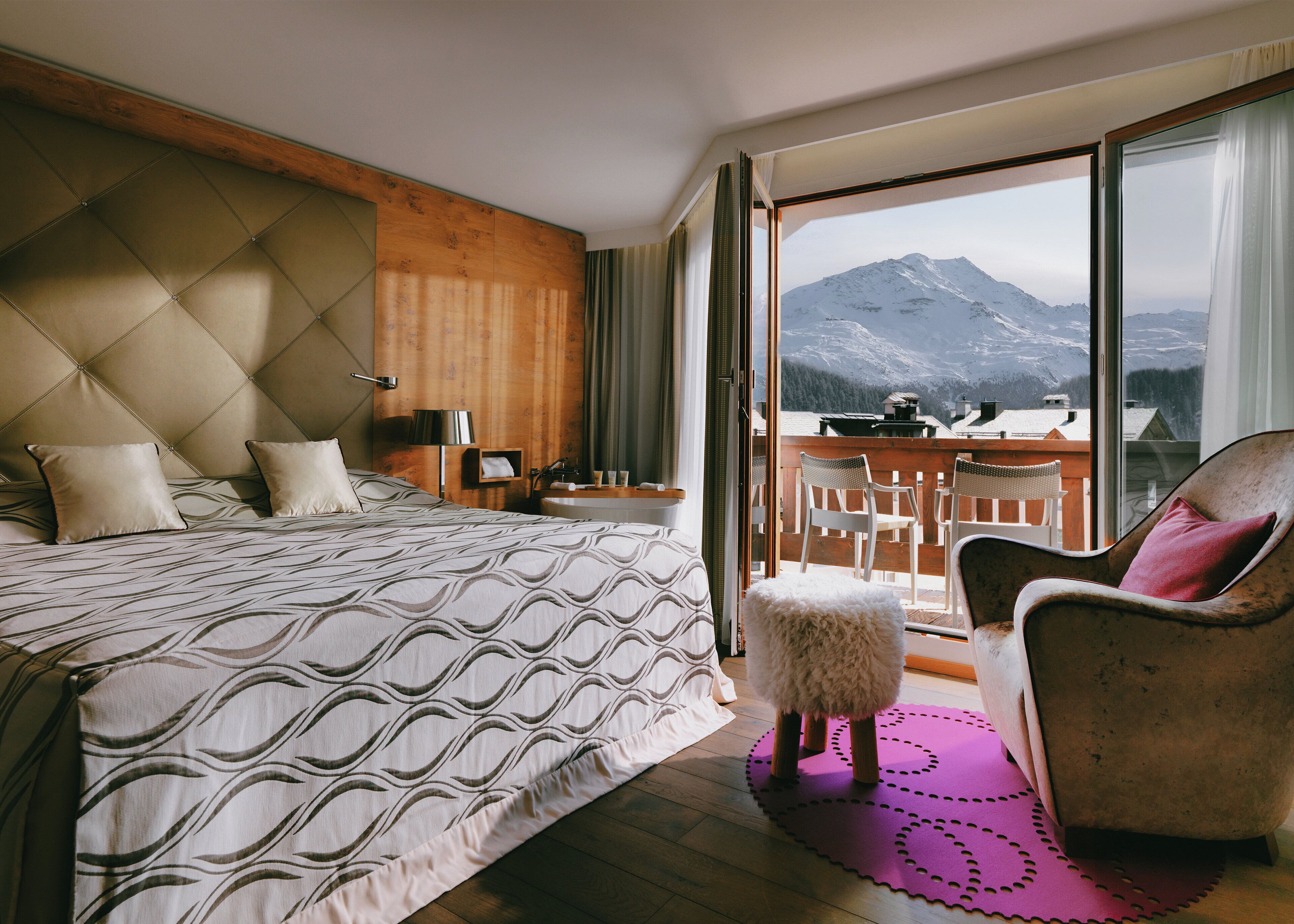 Roupa hipoalergénica, edredões de penas, minibar, cofre no quarto 