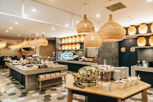 2 restaurantes, é servido café da manhã