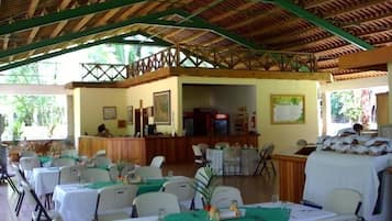 Pequenos-almoços, almoços, jantares servidos, com vista para o jardim
