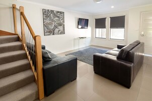 Apartamento Executivo, 2 quartos | Sala de estar | Televisor LCD 