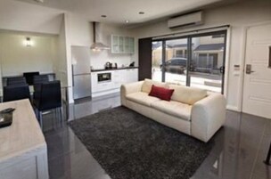 Apartamento Sénior, 1 quarto | Sala de estar | Televisor LCD 