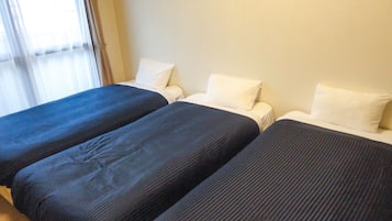 Quarto triplo, para fumantes | Escrivaninha, Wi-Fi de cortesia, roupa de cama
