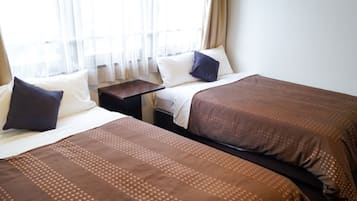 Individualmente decorados, escrivaninha, ferros/tábuas de passar roupa