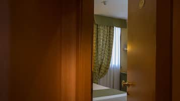 Quarto Familiar, quartos comunicantes | Minibar, cofre no quarto, secretária, quartos insonorizados