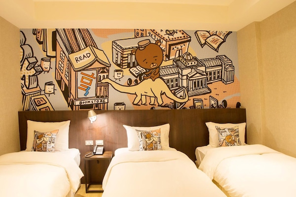 Quarto Triplo Empresarial, 3 camas individuais, sem janelas | Cofre no quarto, secretária, Wi-fi grátis