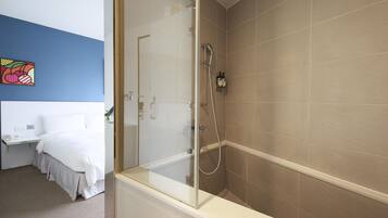 Quarto luxo | Banheiro | Produtos de toalete grátis, secador de cabelo, chinelos