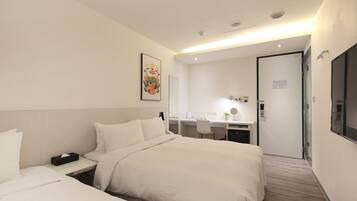 Quarto triplo standard | 1 quarto, cofres nos quartos, escrivaninha, Wi-Fi de cortesia