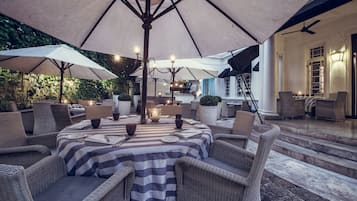 2 restaurantes, culinária internacional