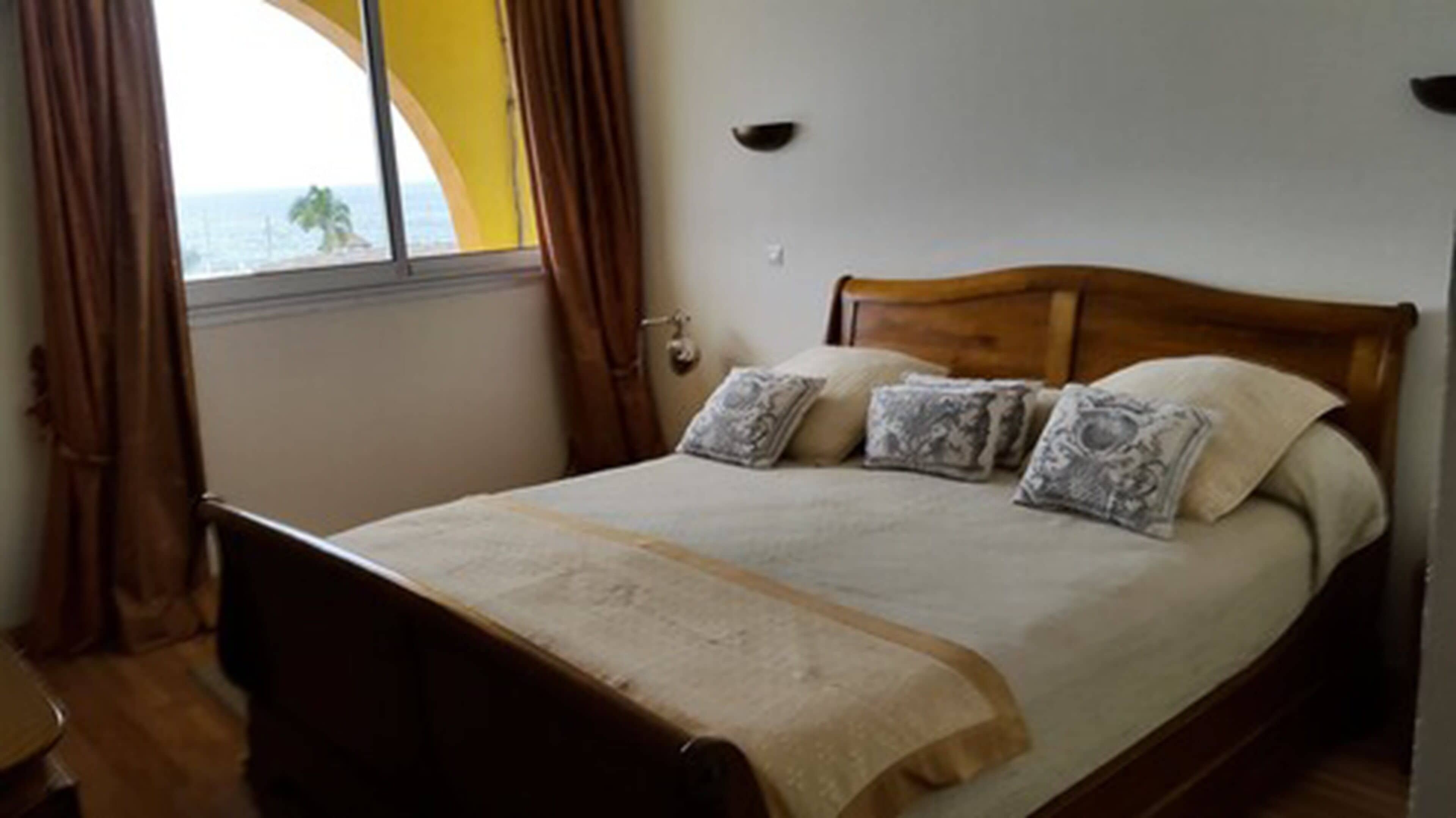 Roupa de alta qualidade, minibar, cofre no quarto, secretária 