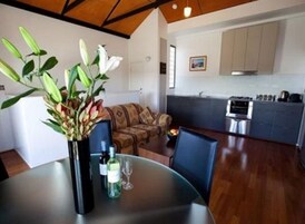 Apartamento Executivo, 1 quarto | Sala de estar | Televisor de ecrã plano de 42 polegadas com canais digitais