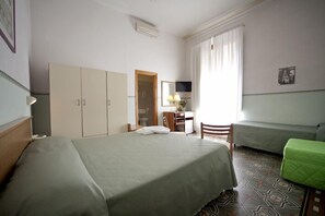 Quarto Quádruplo Clássico, casa de banho privativa | Cofre no quarto, secretária, quartos insonorizados, Wi-fi grátis 