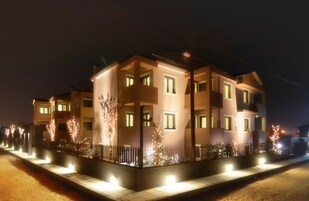 Fachada da propriedade à noite