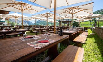 Pequenos-almoços, almoços, jantares servidos, com vista para o jardim