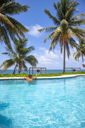 2 piscinas exteriores, guarda-sóis, espreguiçadeiras 