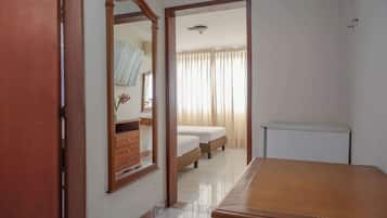 Quarto Standard, 2 camas individuais, não fumadores | Roupa de alta qualidade, minibar, cofre no quarto, Wi-fi grátis