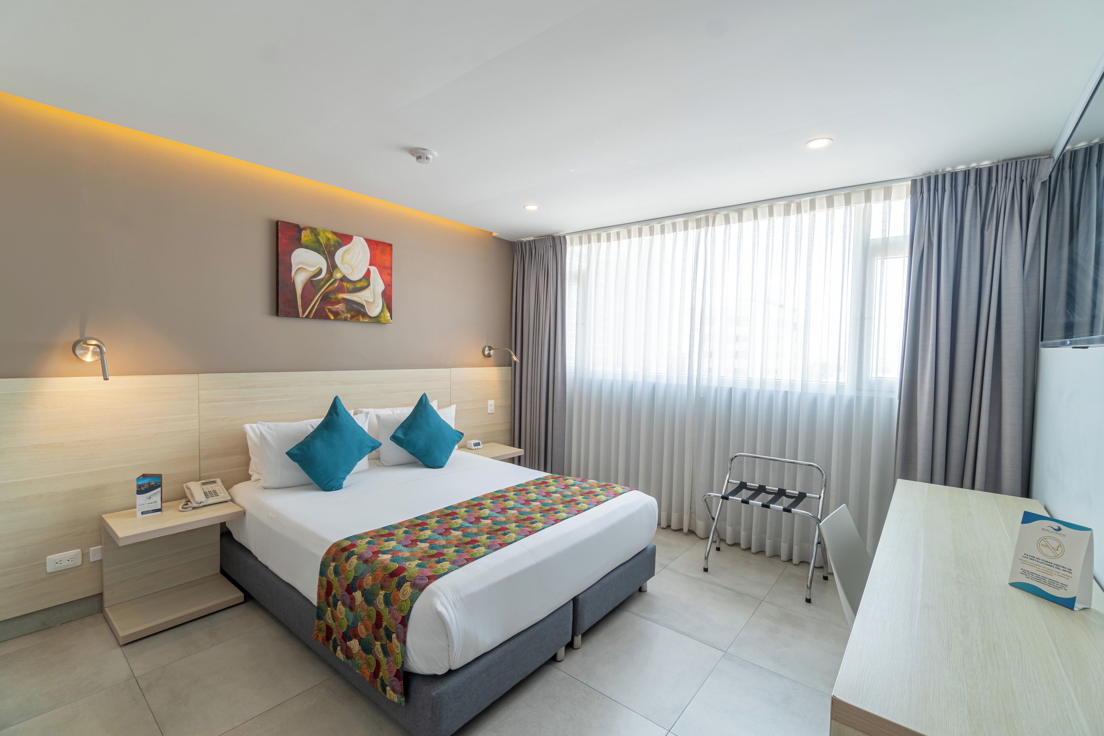 Quarto Standard, 1 cama de casal, não fumadores | Cofre com capacidade para portátil, secretária 