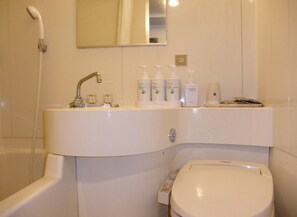 Uma combinação polibã/banheira, um chuveiro fixo, um secador de cabelo 