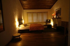 Cofres nos quartos, escrivaninha, camas extras/dobráveis (sobretaxa)