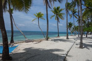 Na praia, massagens na praia, prática de mergulho autônomo 