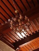 Teto de madeira com um candelabro.